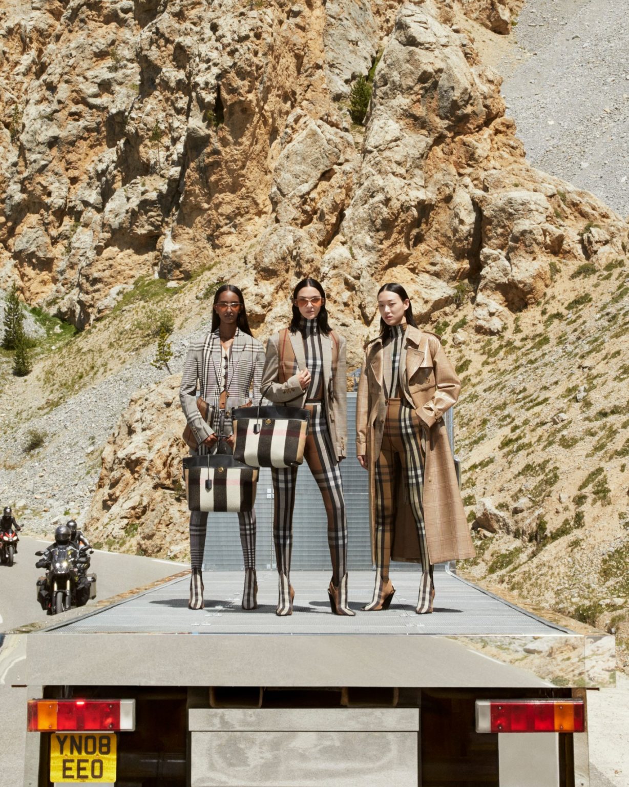 Burberry Reveals a Memorable Fall/Winter 2020 Collection Campaign - V ...