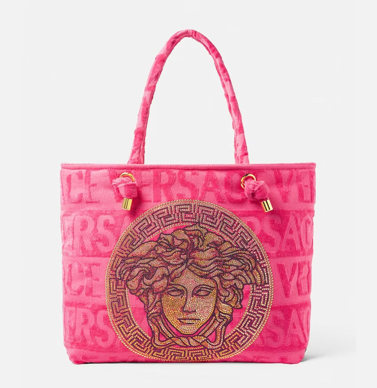 8 Essentials For Your Next Beachside Outing - V Magazine