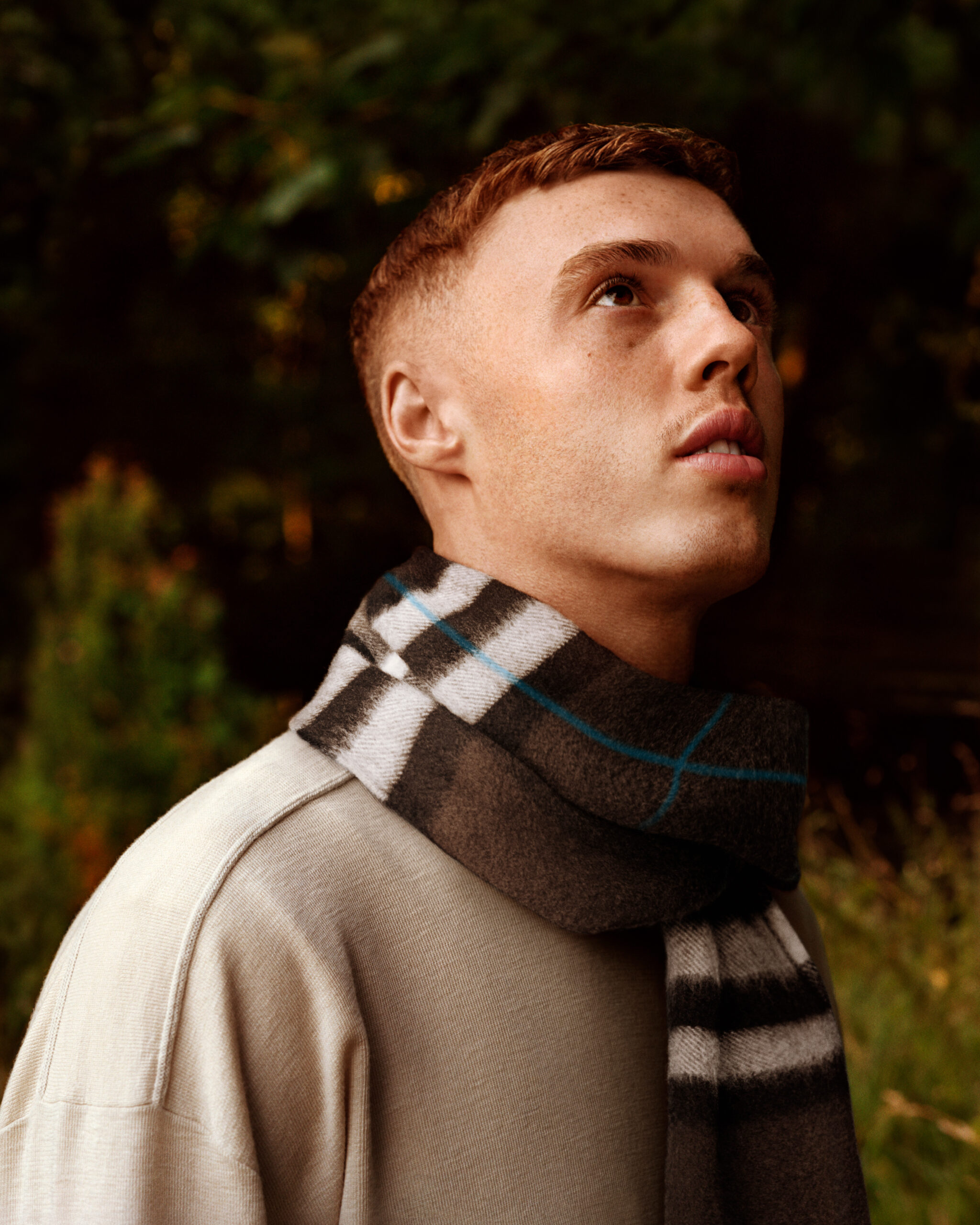 How Burberry’s Check Scarf Became a Symbol of English Craftsmanship - V ...