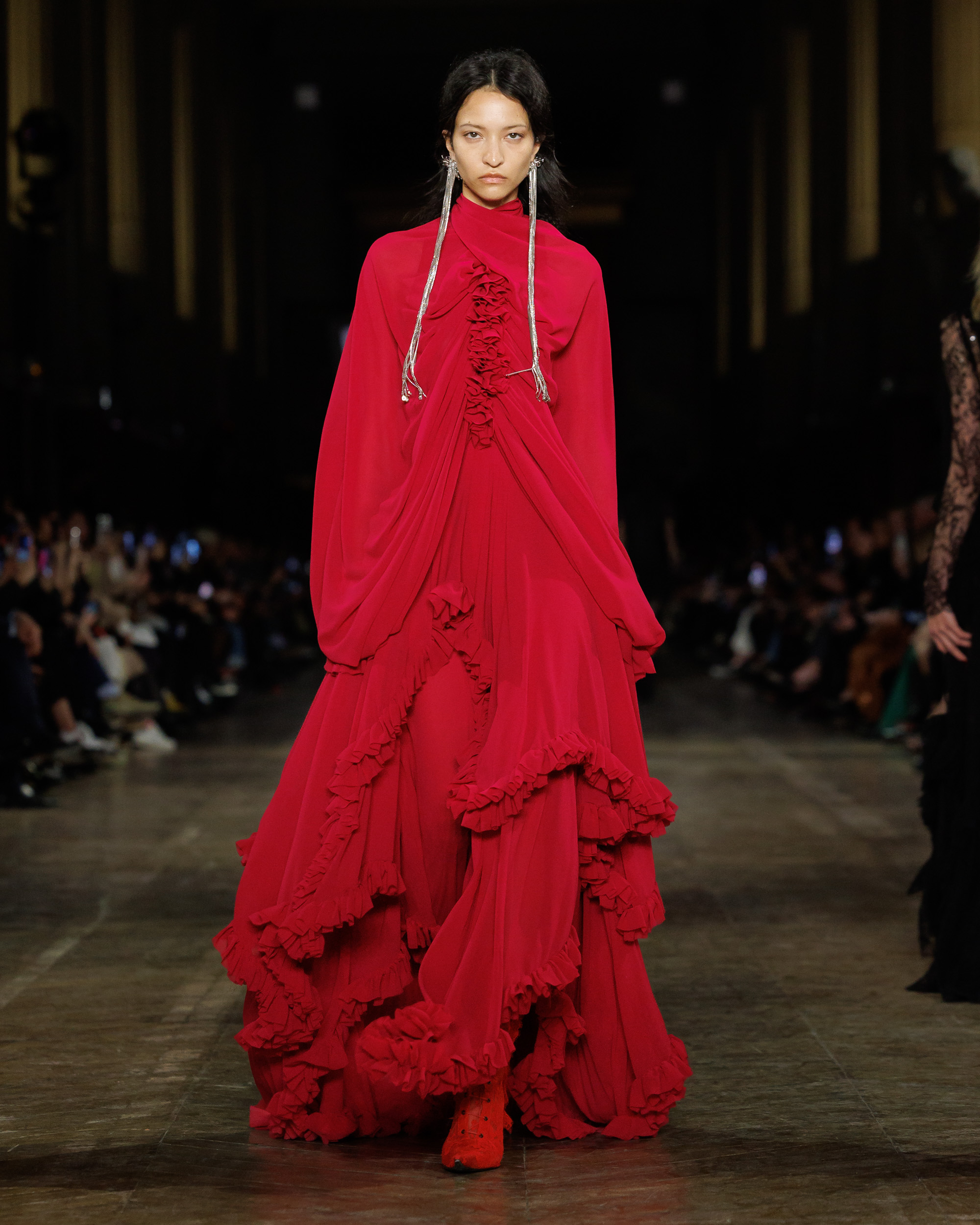 A Contemporary Victorian Dreamscape Took Place at McQueen’s FW25 Show ...