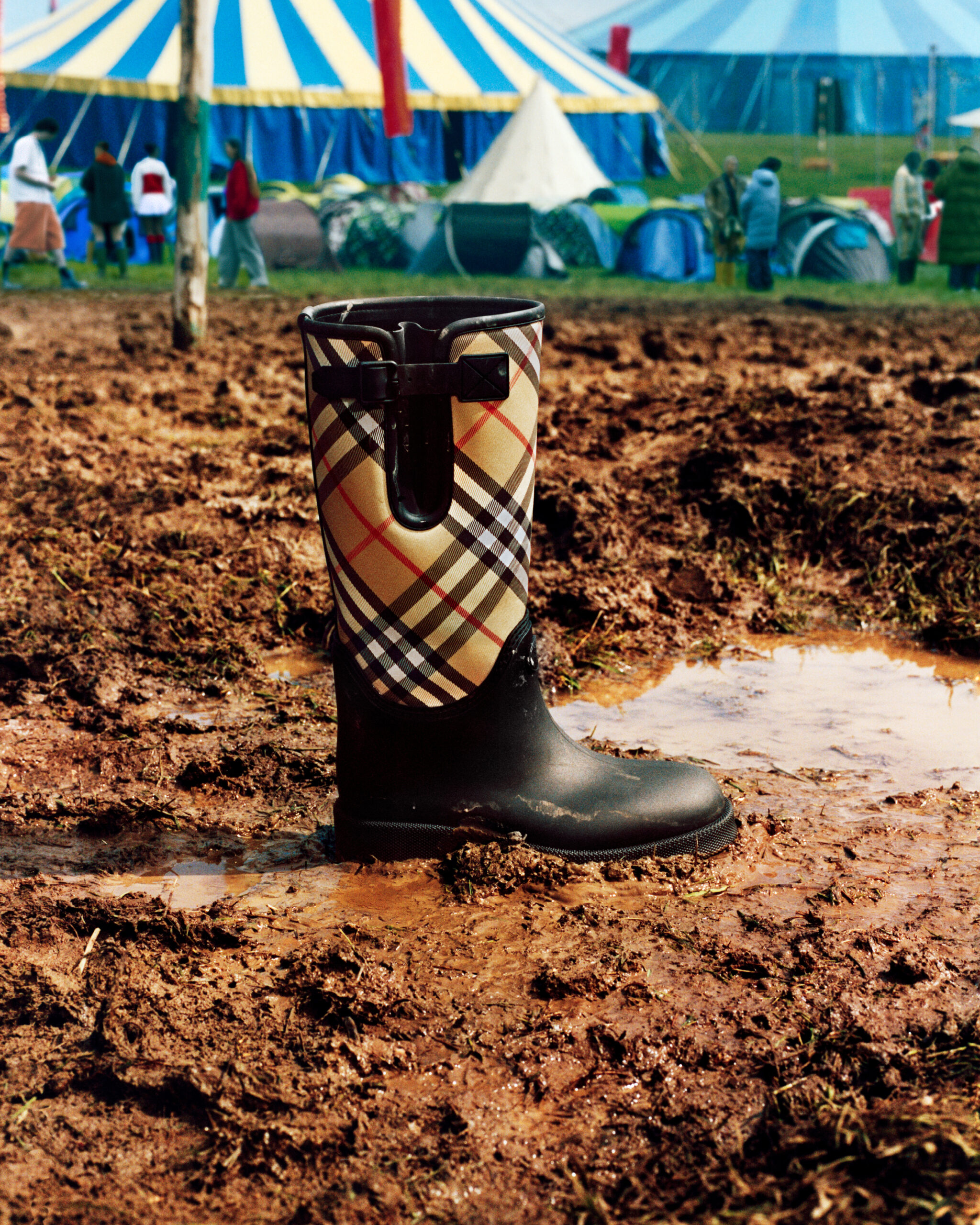 Burberry’s Latest Campaign Captures the Spirit of British Festivals - V ...